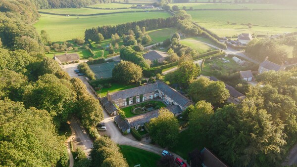 Historic Courtyard Cottage With Hot Tub Access - Dorset