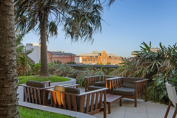 City Escape With Balcony & Resort-style Amenities - Brisbane