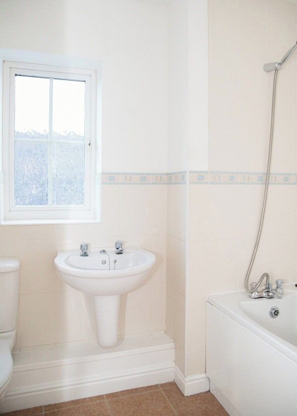 Townhouse With 2x Parking Spaces - Ely