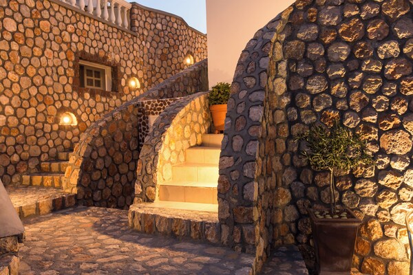 Pithos Apartments Is A Complex Of 5 Full Equipped Apartments - Oia