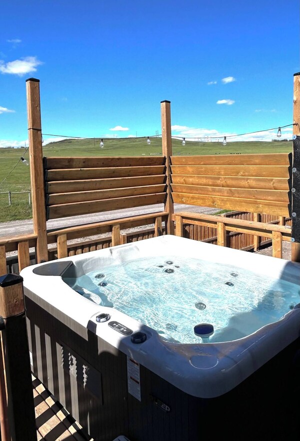 Mountain View 3br Retreat W Private Hot Tub - Cochrane