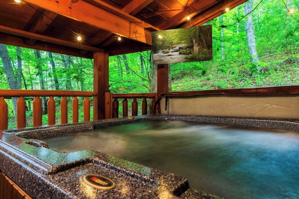New Authentic Family Paradise Gameroom-hottub-bbq - Gatlinburg, TN