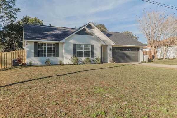 Coastal Cottage - 5 Beds, Kid Friendly, 2miles To Beach! - Navarre, FL