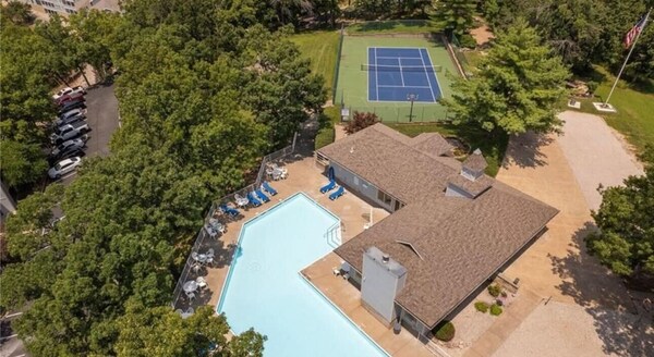 Luxury 2 Bed/2 Bath Lakefront Condo W/dock/deck/pools-minutes From Bagnell Strip-sleeps 6 - Sunrise Beach, MO