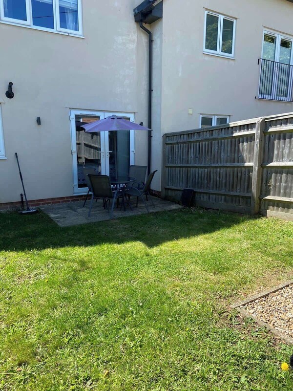Stylish 2 Bed Garden Apartment, Sleeps 4 - Oxford