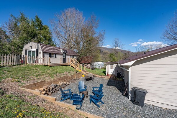 2 Homes - 4 Beds /2 Bas - Easy Walk To Downtown West Jefferson. - West Jefferson, NC