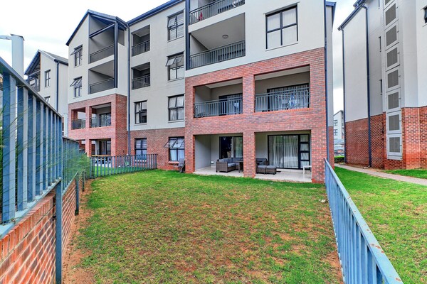 Spacious 3-bedroom Apartment In Enjoyable Randburg With Wifi, Fitness Room - Chartwell