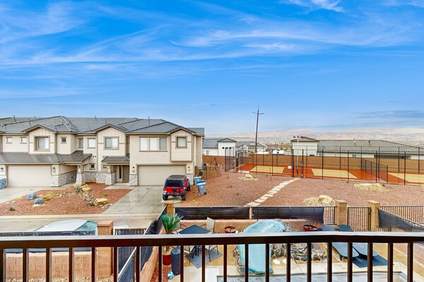Spacious Modern Townhome With Private Pool, Hot Tub & Premier Resort Amenities - Hurricane, UT