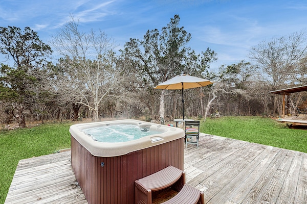 Spacious House With Cozy Cottage With Hot Tub, Fireplace & Wifi, Dog-friendly - Texas