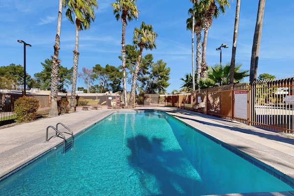 Single-level Condo With Community Pool/hot Tub/clubhouse, In Central Location - Tucson