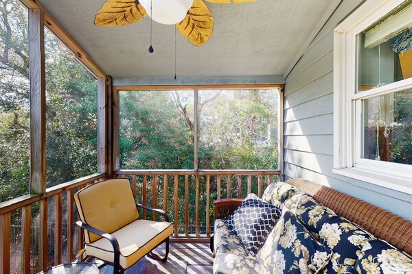 Dog-friendly Coastal Home Close To Beach And Local Attractions - Emerald Isle, NC