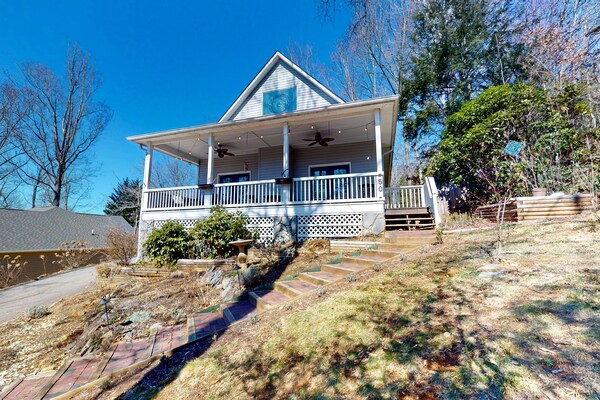 Gorgeous Chalet Perched On A Hill With Pool And Tennis Court Access - Waynesville, NC