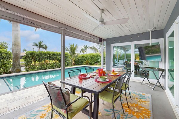 Modern Canal-front Home With Private Pool, Washer/dryer, Wifi, & Kayak - North Fort Myers, FL