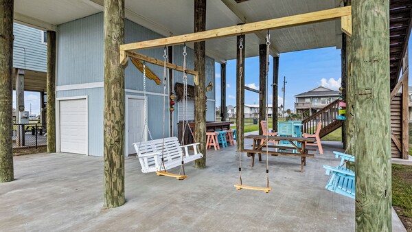 Walk To Beach - Newly Updated - Sleeps 10 - Crystal Beach, TX
