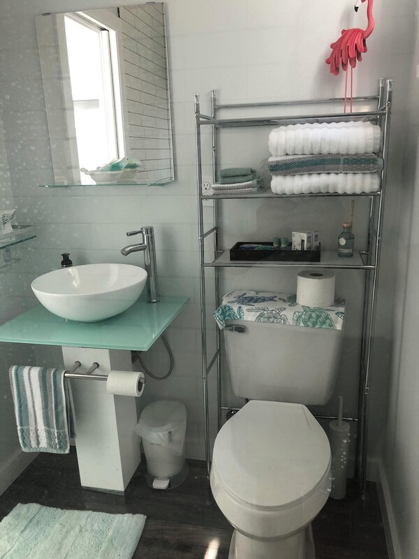 Charming Shipping Container Home With Lake View And Boat Ramp. - Rocky Mountain, OK