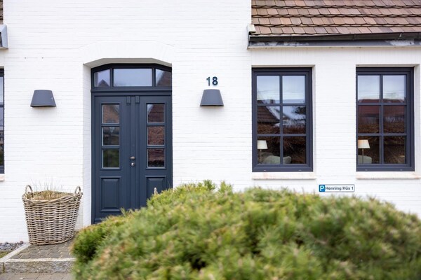 This Exclusive Vacation Home On Sylt Combines Luxurious Comfort With The Tranquillity Of An Idyllic Location. Nestled In The Old Town Center Of Westerland, It Offers A Perfect Combination Of Modern Design And Traditional Charm. - Sylt