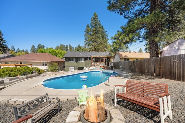 Poolside Getaway With Spacious Outdoor Living & 6 Cozy Beds!! - Spokane, WA