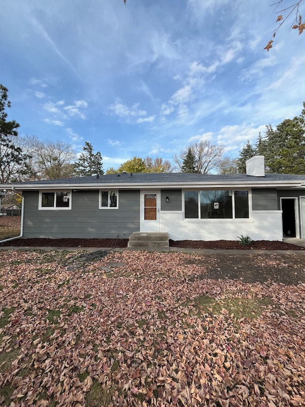Charming 3-bedroom House In Amazing Minneapolis West Metro With Wifi, Ac, Yard - Plymouth, MN