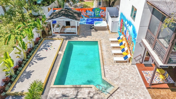 Luxe Beach Stay - Heated Pool - Pickleball - Sauna - Hot Tub - Clearwater Beach, FL