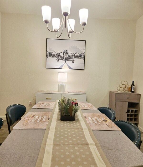 Sequoia Explorer's Retreat In Tulare, 3bds/ 2.5 Baths, 5mins To Shopping Center - Visalia, CA