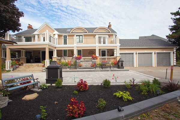 Hidden Gem, Furnished 2 Bedroom, 2 Washroom Basement Apartment North Whitby - Pickering