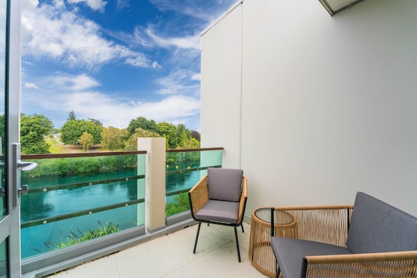 Riverside Oasis - 3 Bdrms, 3 Bath, Walk To Town + Heated Pool* - 타우포