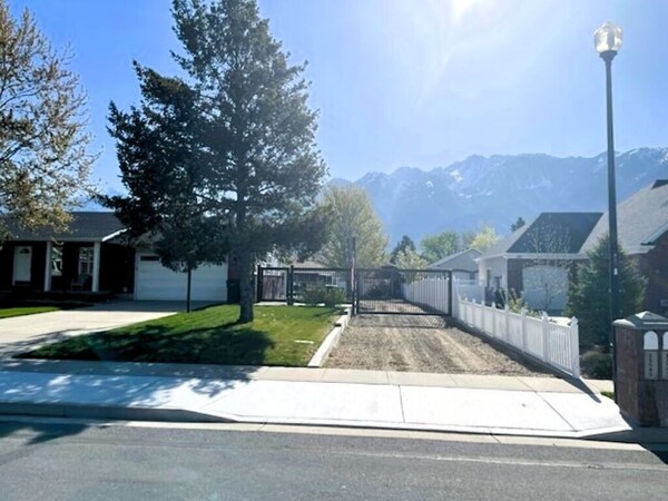 Charming 3-bedroom House, Wifi, Hot Tub, Pool Table, And Close To Ski Resorts. - Sandy, UT