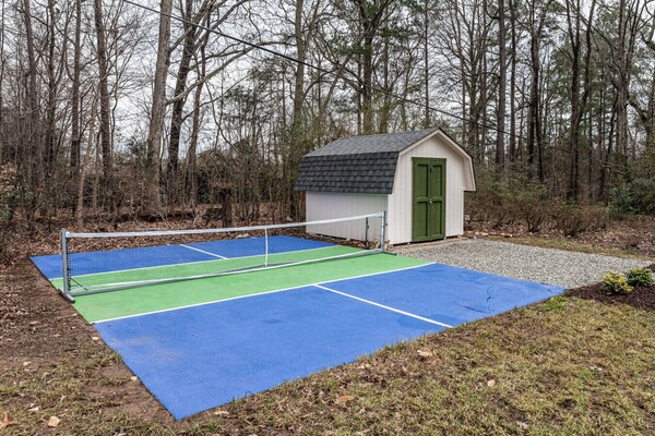 Groovy Cary Crib - Pickleball, Pets & Plug-in 4 Ev - Cary, NC