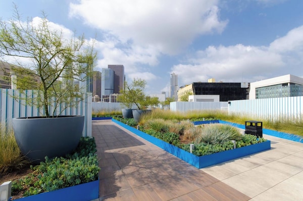 Lovely 3br Apt W/ Balcony & Rooftop Pool + Views - Los Angeles, CA
