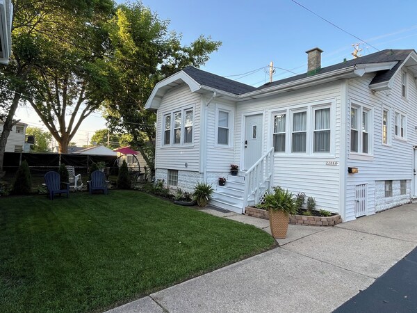 Black Sheep Cottage!\ncharming 2-bedroom Cottage In Peaceful West Allis - Brookfield, WI