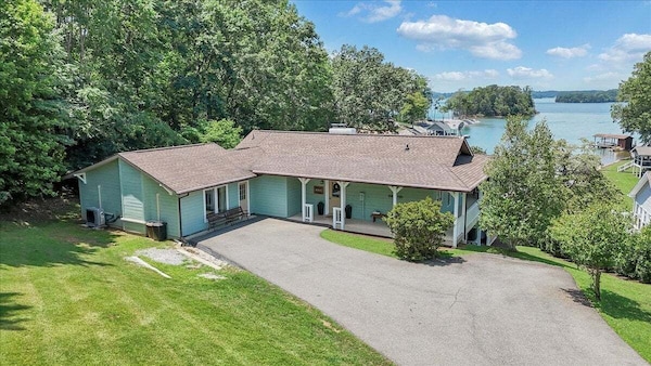 Kelly Kove - Beach Area Sleeps 14! - Smith Mountain Lake, VA