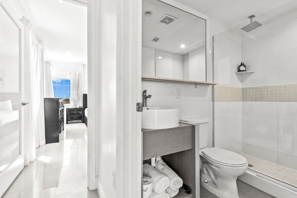 New Listing! 4 Bedroom Combined Suites - Miami Beach