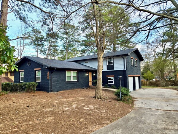 Modern Rustic Retreat - Cozy 4-bedroom Atl - Decatur, GA