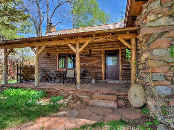 Pack Creek ~ Gate House : Beautiful Fully Renovated Cabin. Copper Soaking Tub. High-end Kitchen - Medicine Lake, Moab