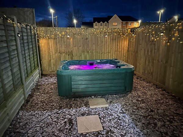 4br(sleeps 8)3bathr Hot Tub, Wifi, Tvs In 4 Rooms, 3min Walk Kingsholm Stadium - Gloucester, UK
