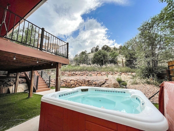The Red Barn Mountain House - Colorado Springs, CO