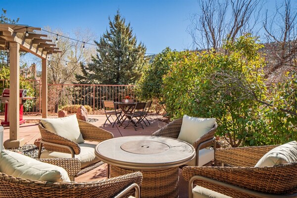 Modern, Spacious, Private End Unit, Community Pool & Hot Tub! - Sedona, AZ