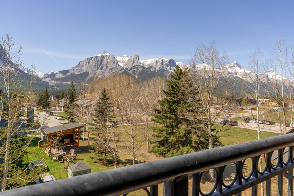 Rockies Hideaway - Pool, Waterslide & Hot Tub - Canmore