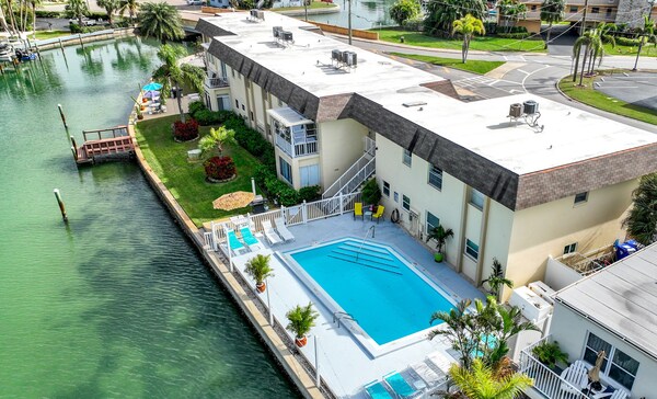 Waterfront Treasure Island Condo - 2br/2ba, Walk To Beach, Pool & Dolphins - Treasure Island, FL