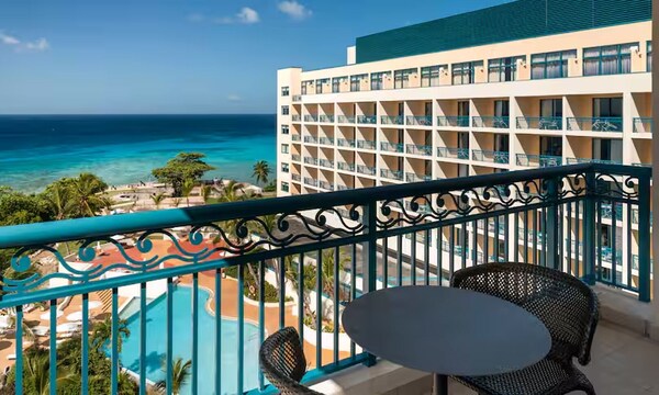 Panoramic View Corner Suite 1 King Bed - Bridgetown