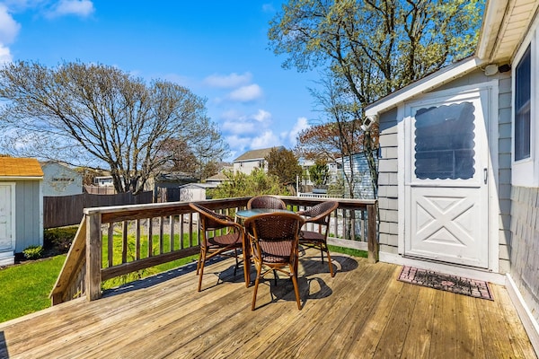 Charming Coastal Retreat With Ocean Views And Easy Access To Moody Beach - 오겅키트
