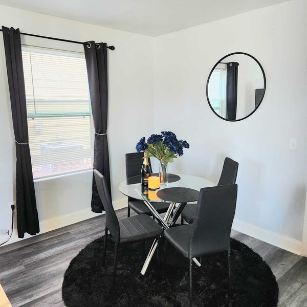 Rodeo-ready Retreat! Newly Renovated & Stylishly Relaxing - Pearland, TX