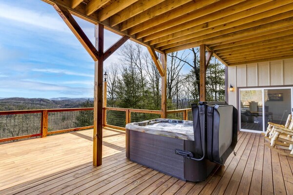 Luxury & Mountain Views! 4000 Sqft W/hot Tub, Theater, Arcade, Pool, & Discounts - Murphy, NC