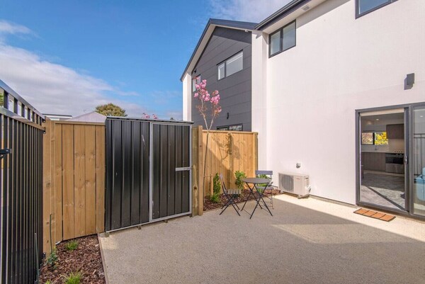 Light & Spacious 2bdrm Townhouse Off Street Park - Christchurch