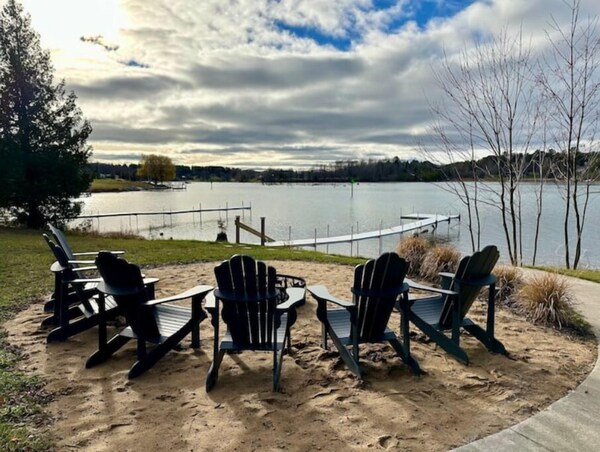Charming 3-bedroom Home On The Cheboygan River W/ Boat Dock And Kayaks - シボイガン, MI
