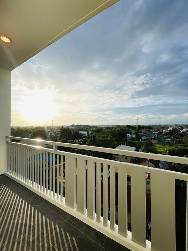 Modern 1-bedroom Condo With Balcony At Wv Towers - Iloilo