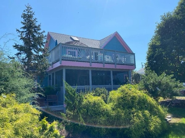 Mermaid & Mare, Downtown Retreat. Hot Tub, Firepit, Fenced Yard & Pet Friendly! - Chincoteague, VA