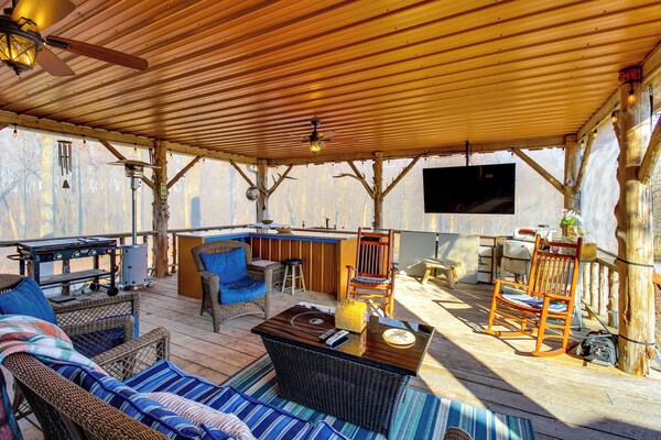Reel In Fish, Relax By Fire: Mcminnville Cabin - McMinnville, TN