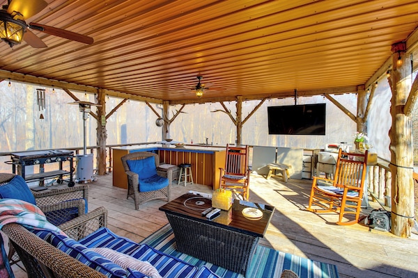Reel In Fish, Relax By Fire: Mcminnville Cabin - McMinnville, TN