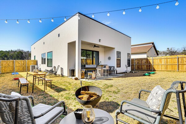 Walk To Lake: Modern Pet-friendly Home In Granbury - Granbury, TX